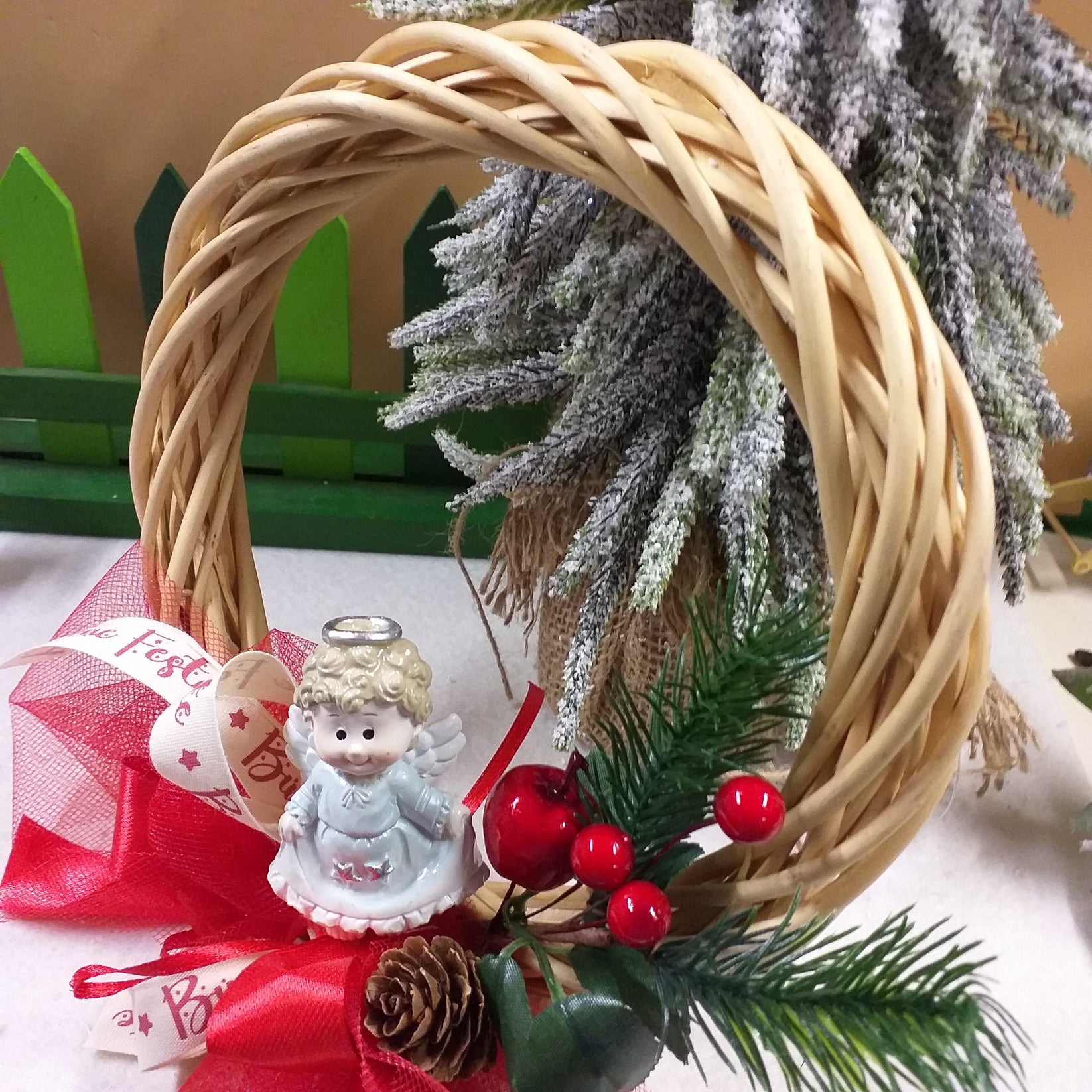 Angelo idea regalo ghirlanda fuoriporta Natale confezione pino bacche ...
